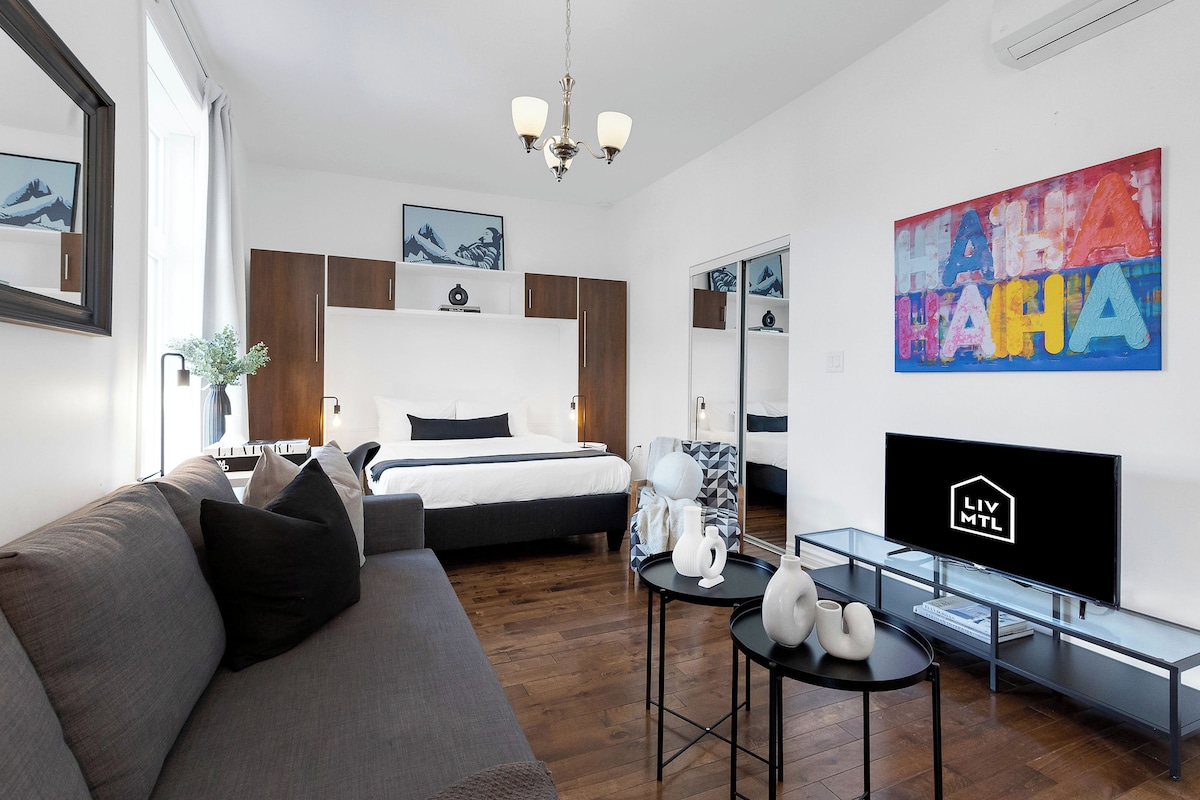 Estúdio Deluxe, 1 cama queen-size e sofá-cama, pátio, Vista para a cidade (Mont-Royal 201) | Sala de estar | Televisor de ecrã plano de 49 polegadas com canais digitais, Smart TV 