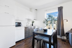 Estúdio luxo, 1 cama Queen e sofá-cama, varanda, vista para a cidade (Mont-Royal 301) | Opções para refeição no quarto