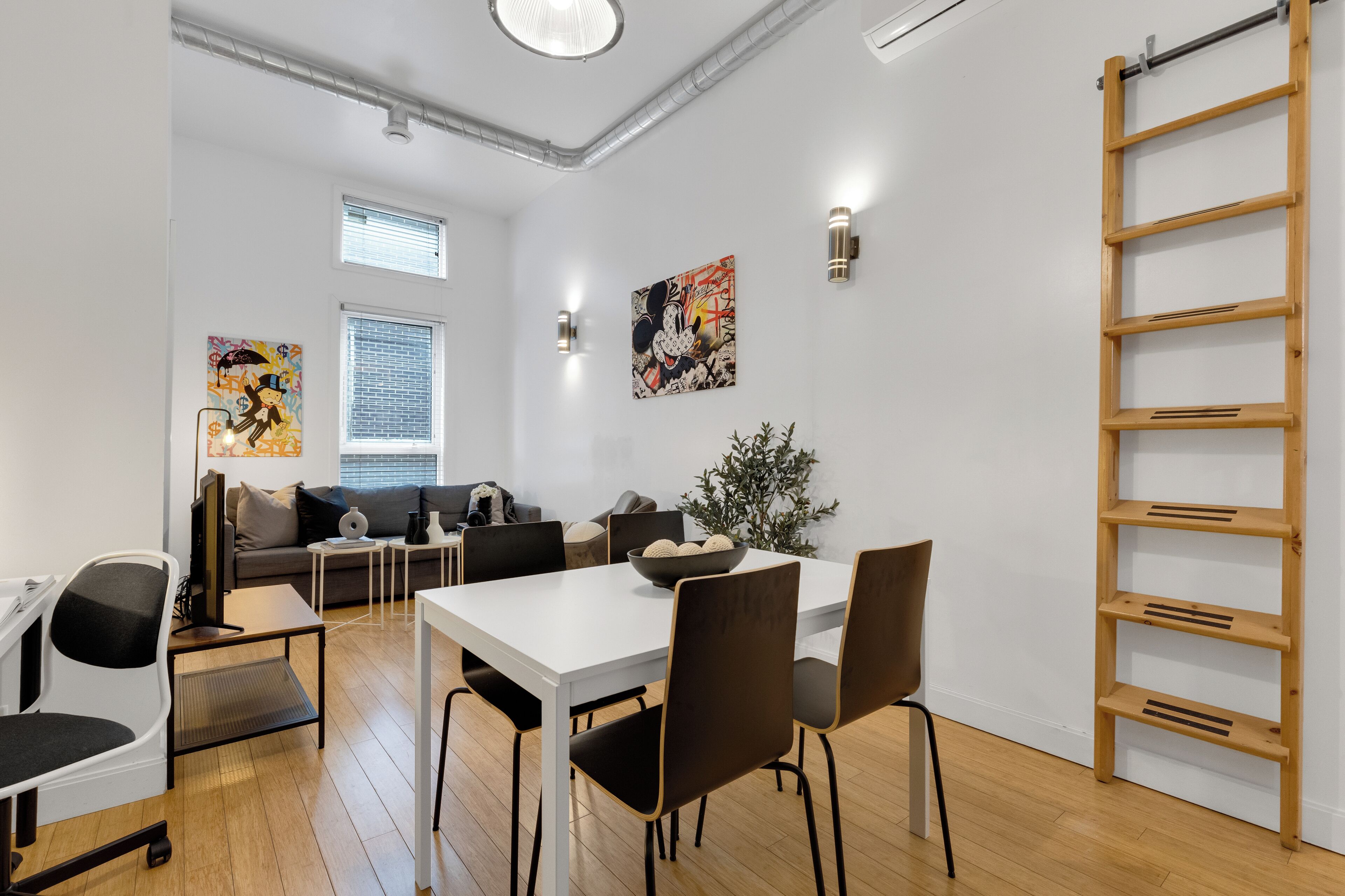 Apartamento Superior, várias camas, Vista para a cidade, mezanino (The Main 207) | Sala de estar | Televisor de ecrã plano de 49 polegadas com canais digitais, Smart TV 