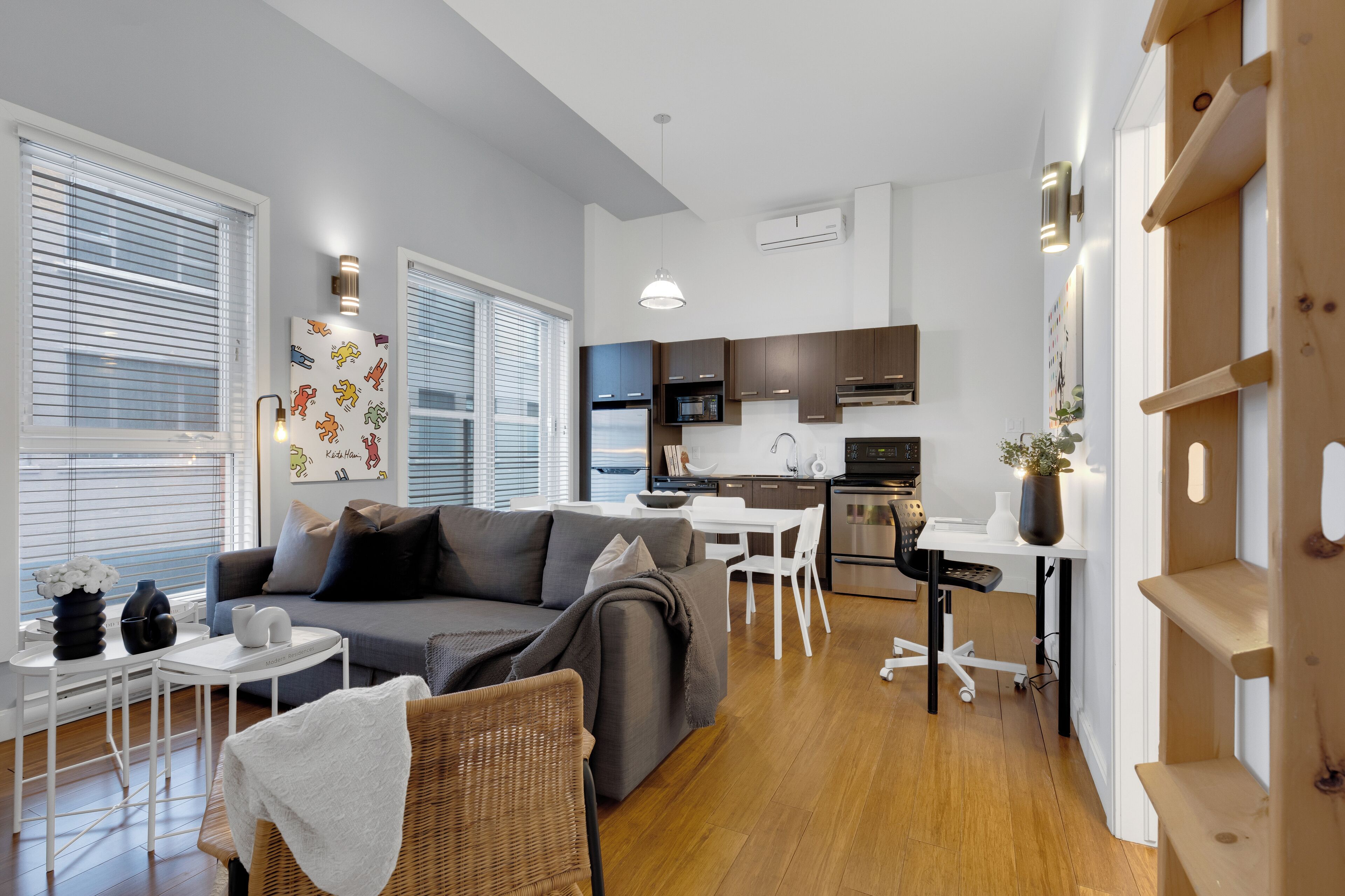 Apartamento Superior, 2 quartos, Vista para a cidade, mezanino (The Main 205) | Sala de estar | Televisor de ecrã plano de 49 polegadas com canais digitais, Smart TV 