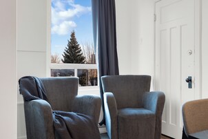 Apartamento premium, 4 quartos, aceita animais de estimação, vista para a cidade (The CH3 - Suite 2) | Área de estar | Smart TV 60 polegadas com canais digitais, TV, Netflix