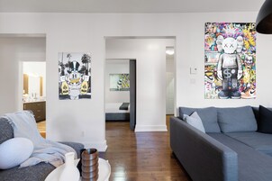 Apartamento premium, 4 quartos, aceita animais de estimação, vista para a cidade (The CH3 - Suite 2) | Área de estar | Smart TV 60 polegadas com canais digitais, TV, Netflix