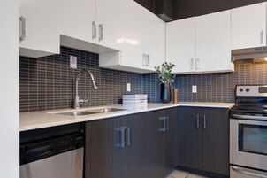 Apartamento premium, 4 quartos, aceita animais de estimação, vista para a cidade (The CH3 - Suite 2) | Cozinha privada | Geladeira grande, micro-ondas, fogão, cooktop