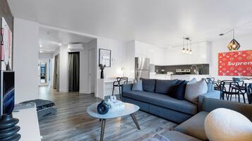 Apartamento Premium, várias camas, Vista para a cidade (Urban 4) | Sala de estar | Smart TV, escritórios