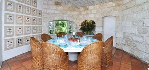 Cooktop, lava-louças, talheres/pratos/utensílios de cozinha