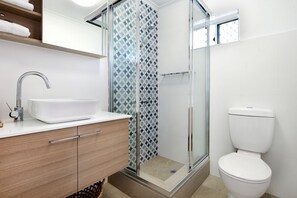 Apartamento, 2 quartos | Casa de banho | Um polibã, artigos de higiene pessoal grátis, um secador de cabelo 