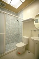 Quarto Duplo | Casa de banho | Um polibã, artigos de higiene pessoal grátis, um secador de cabelo 