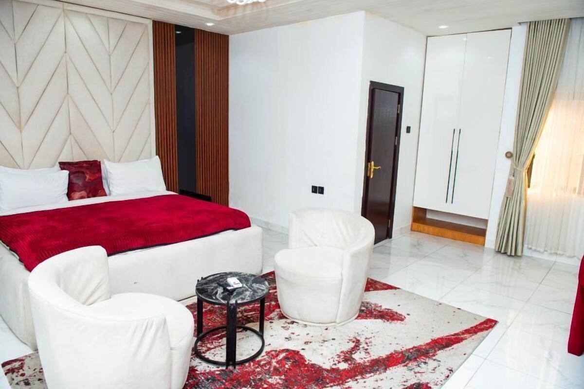 Quarto Premium | Cofre no quarto, secretária