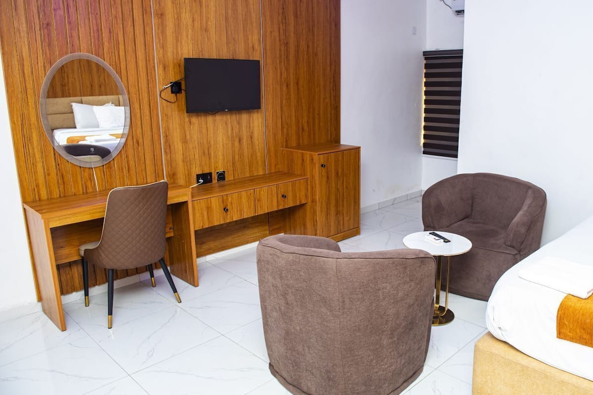 Quarto Deluxe | Cofre no quarto, secretária