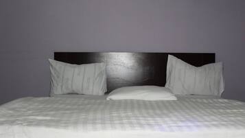 Apartamento sênior | Escrivaninha, espaço de trabalho para notebook, cortinas blackout
