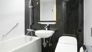 Uma casa de banho moderna com banheira, lavatório e sanita.