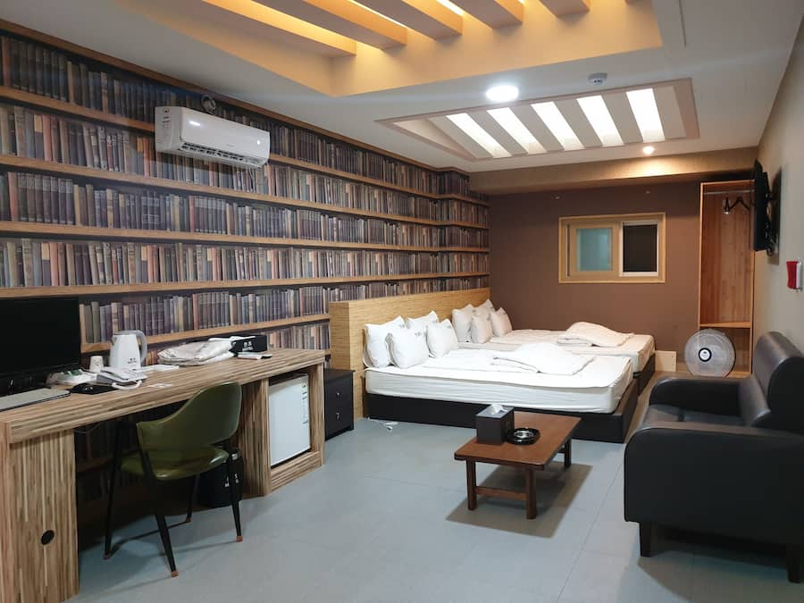 Quarto Twin Premium | Secretária, secretária adequada para computadores portáteis