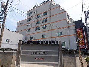 Um edifício com uma placa que diz 'Korean Motel'.