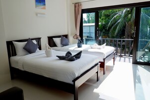 Quarto duplo, 2 camas de solteiro, sacada | 1 quarto, frigobar, cofres nos quartos, escrivaninha