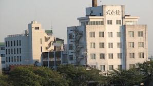 Um edifício de vários andares com uma placa de destaque no topo.