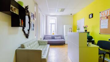 Área de estar no saguão