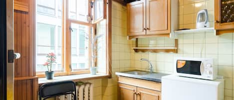 Um frigorífico/congelador grande, um micro-ondas, uma chaleira elétrica