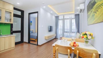 Apartamento, 1 quarto, varanda | Cozinha privada | Um frigorífico, uma placa de cozinha, uma chaleira elétrica