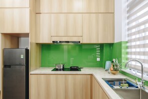 Apartamento, 2 quartos | Cozinha privada | Um frigorífico, uma placa de cozinha, uma chaleira elétrica 