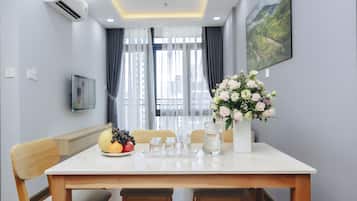 Apartamento, 1 quarto | Cozinha privada | Um frigorífico, uma placa de cozinha, uma chaleira elétrica