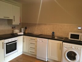 Apartamento | Cozinha privada | Um frigorífico/congelador grande, um micro-ondas, um forno 