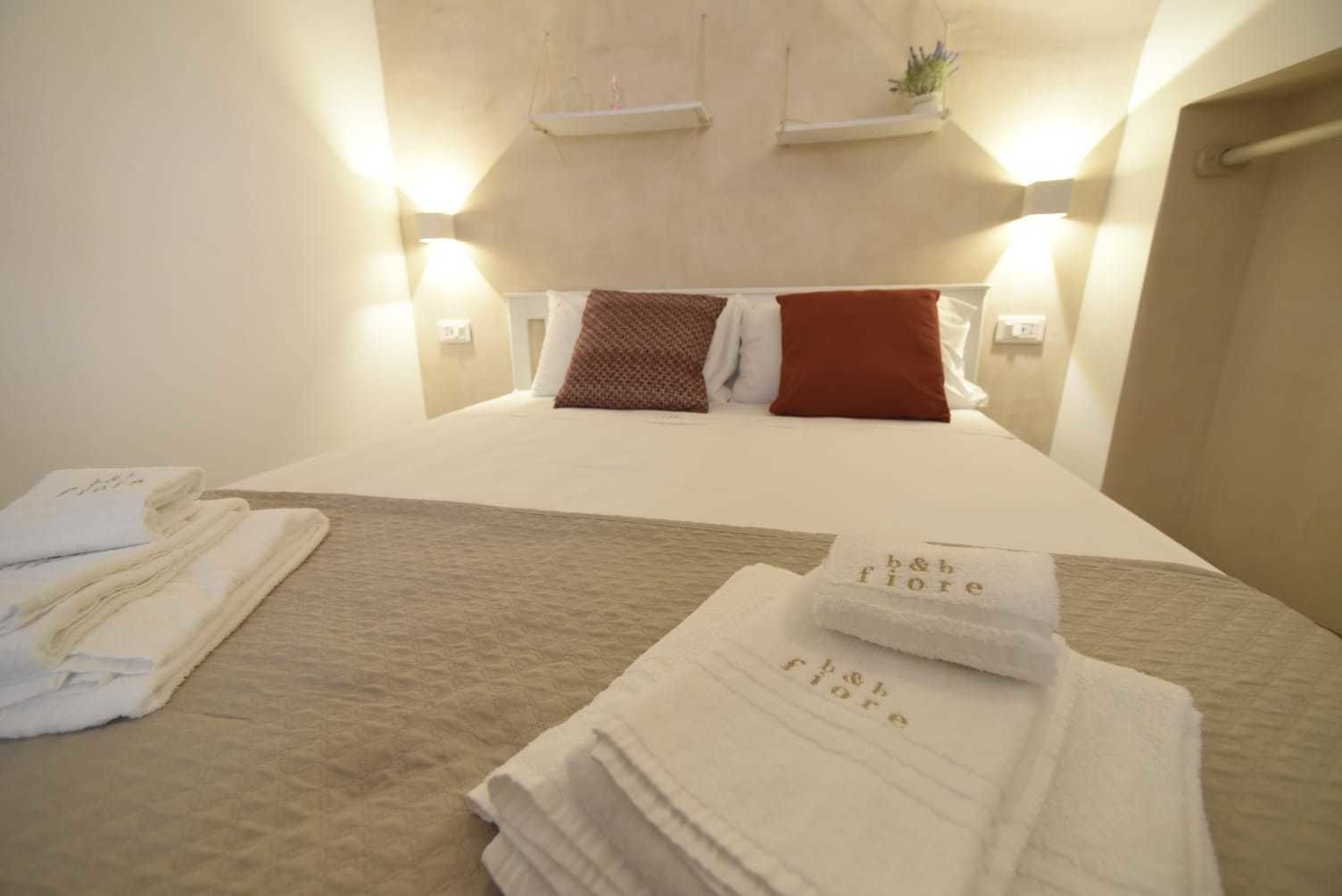 Quarto Duplo Standard | Camas de colchão pillowtop, minibar, com decoração personalizada 