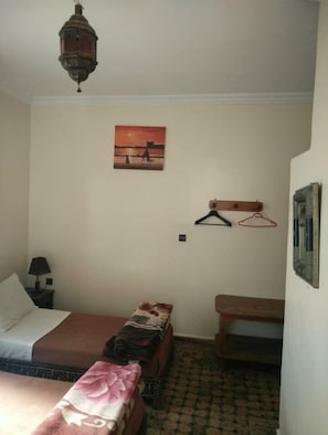 Quarto Triplo | Com decoração personalizada, com mobília individualizada, secretária 