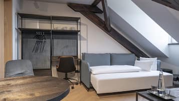 Quarto Quádruplo Superior | Sala de estar | Televisor LCD de 50 polegadas com canais por cabo, televisor