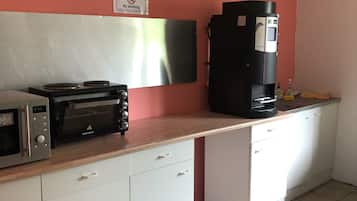 Um frigorífico, um micro-ondas, um forno, uma placa de cozinha