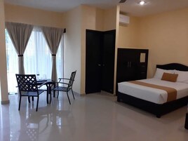 Quarto casal básico | Opções para refeição no quarto