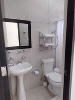 Quarto solteiro básico | Opções para refeição no quarto