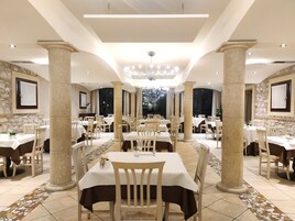 Serviço de almoço e jantar; culinária italiana, vistas para o jardim 