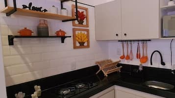 Apartamento Standar 245 | Cozinha privada | Um frigorífico, um micro-ondas, uma placa de cozinha, uma torradeira