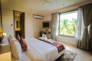 Quarto casal executivo, 1 cama King | Roupas de cama premium, frigobar, cofres nos quartos