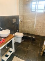 Quarto Clássico com Cama de Casal | Casa de banho | Artigos de higiene pessoal grátis, um secador de cabelo