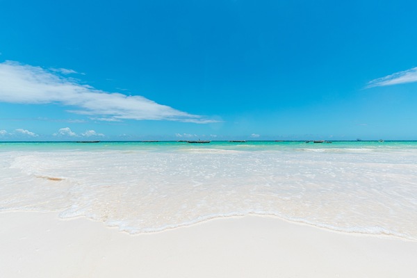 Praia particular, areia branca, espreguiçadeiras, toalhas de praia