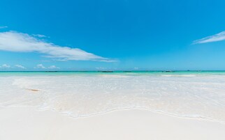 Uma praia privada, praia de areia branca, espreguiçadeiras 