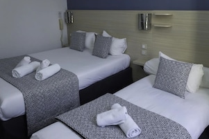 Escrivaninha, espaço de trabalho para notebook, cortinas blackout