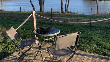 Chalé, vista para o lago, junto ao lago | Terraço/pátio interior