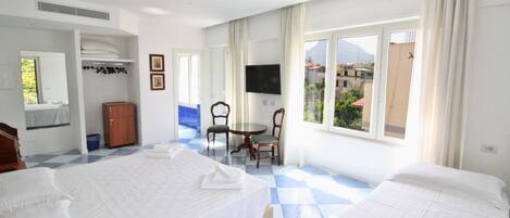 Quarto casal, para não fumantes | Frigobar, cofres nos quartos, escrivaninha, cortinas blackout