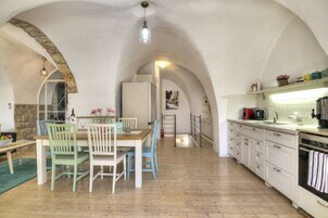 Casa superluxo, 2 quartos | Cozinha privada | Geladeira grande, fogão, cooktop, máquina de café expresso