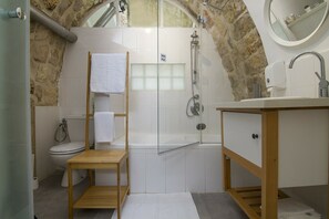 Casa superluxo, 2 quartos | Banheiro | Chuveiro/banheira combinados, toalhas de banho, sabonete, shampoo