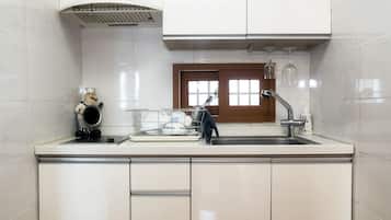 Casa (Jea Bee Ggot) | Kitchenette privada | Um frigorífico, um micro-ondas, uma placa de cozinha