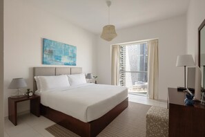 Apartamento, 3 quartos, vista para a marina | 3 quartos, cofres nos quartos, ferros/tábuas de passar roupa