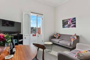 Apartamento urbano | Área de estar | TV LED