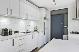 Apartamento urbano | Cozinha privada | Geladeira, micro-ondas, cafeteira/chaleira, chaleira elétrica