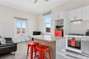 Apartamento urbano | Área de estar | TV LED