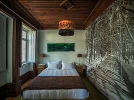 Quarto Familiar (II) | Cofre no quarto, secretária, ferro/tábua de engomar, camas desdobráveis 