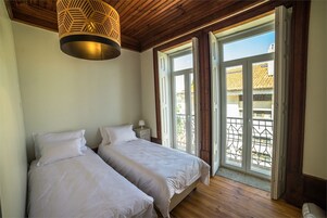 Quarto Duplo ou Twin | Cofre no quarto, secretária, ferro/tábua de engomar, camas desdobráveis 