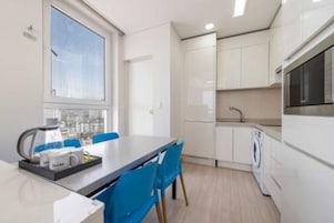 Quarto Duplo Familiar, varanda | Cozinha privada | Um frigorífico, um micro-ondas, uma placa de cozinha